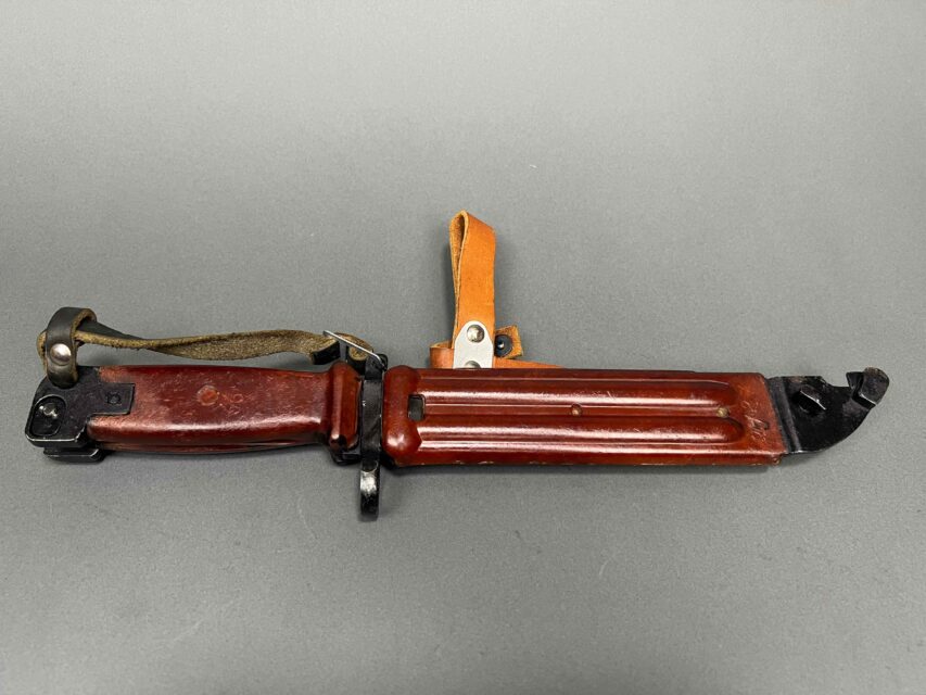 russian ak-74 bakelite bayonet with leather hanger – Gun Geeks