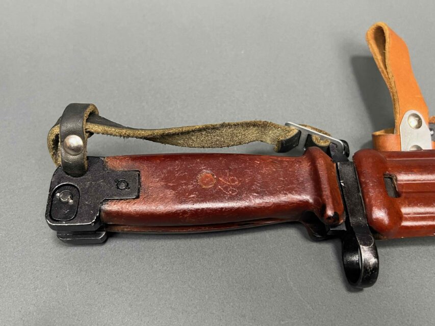 russian ak-74 bakelite bayonet with leather hanger – Gun Geeks