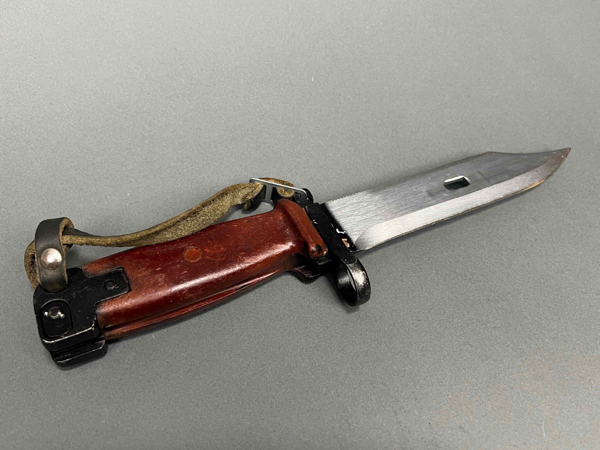 russian ak-74 bakelite bayonet with leather hanger – Gun Geeks