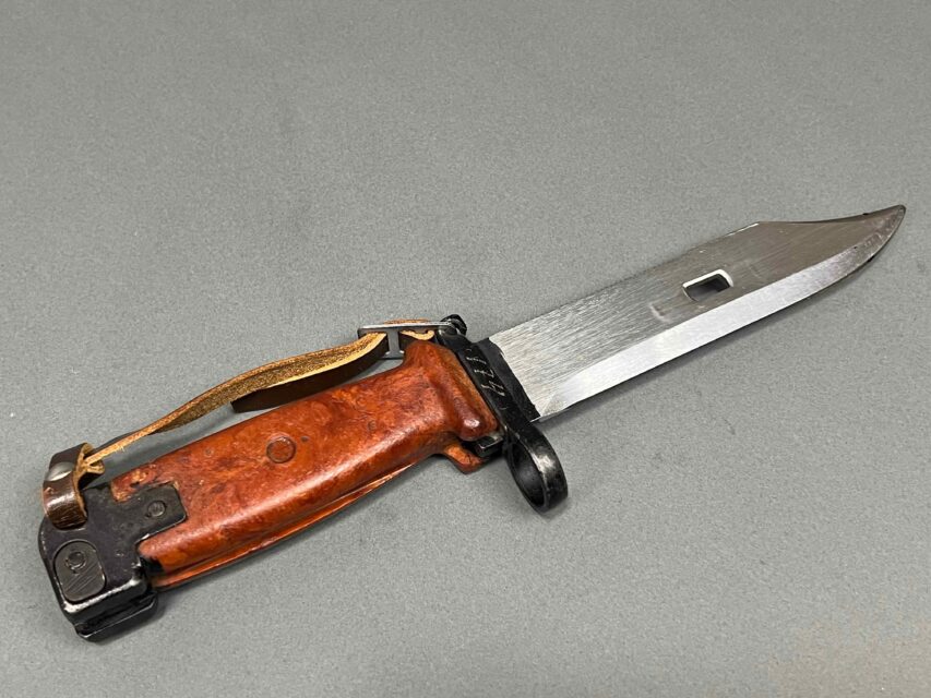 russian ak-74 bakelite bayonet with leather hanger – Gun Geeks
